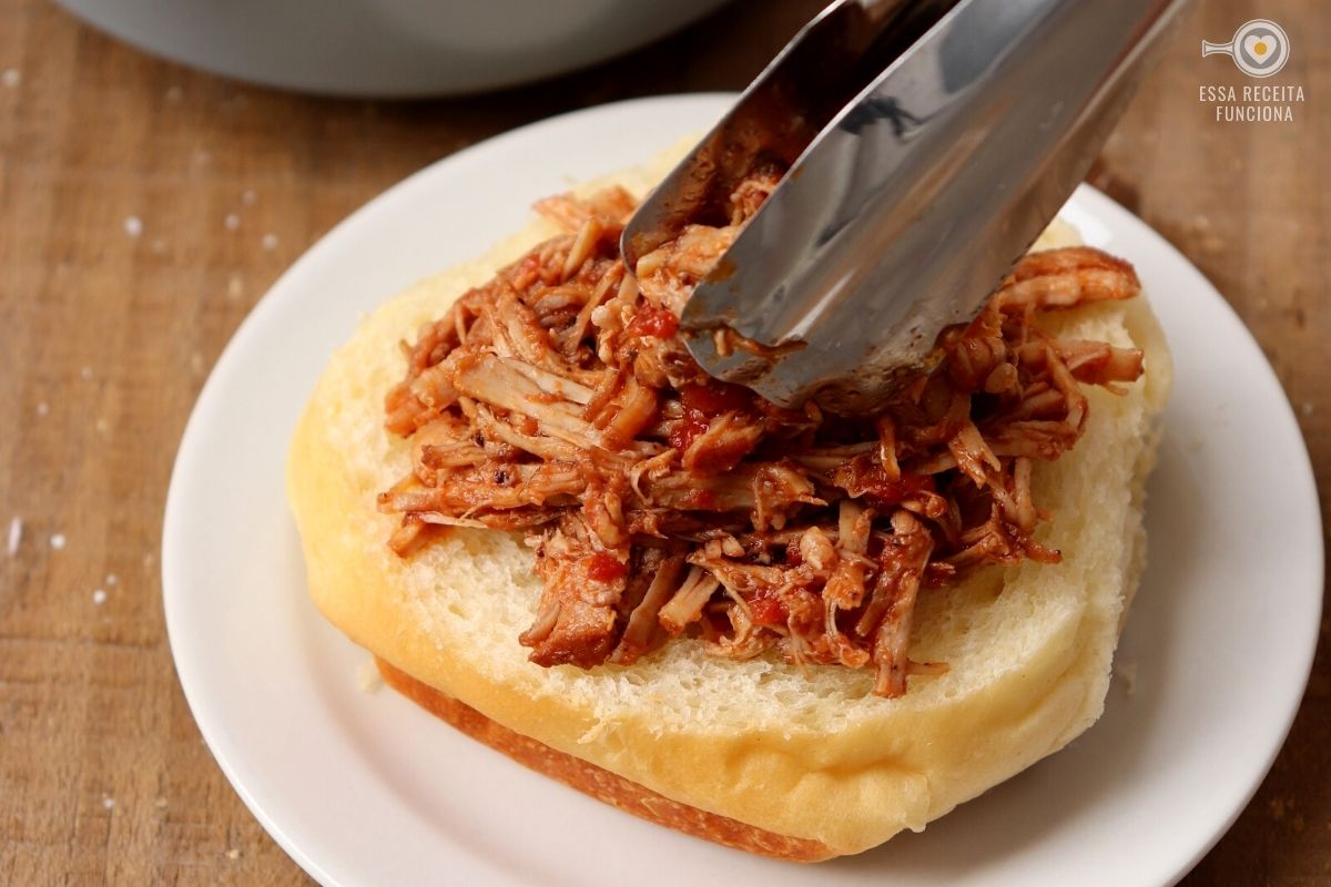 Pernil desfiado para servir no pão - Essa Receita Funciona